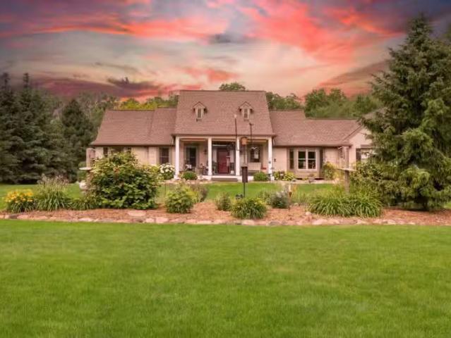 9123 SALEM FARMS DR, SOUTH LYON, MI 48178 Single Family Reside.