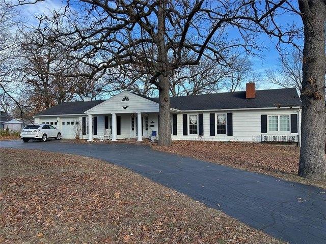 912 Briarwood Ln, Nevada, MO 64772