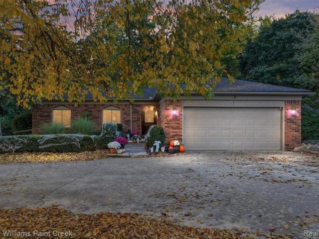 912 E Gunn Rd, Oakland Township, MI 48306