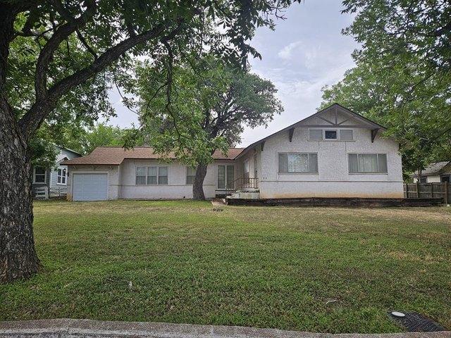 912 N Tivy St, Kerrville, TX 78028