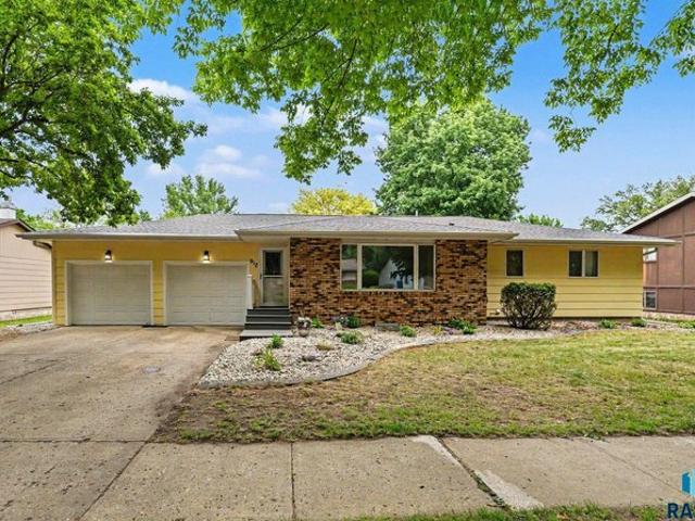 912 NE 9th St, Madison, SD 57042