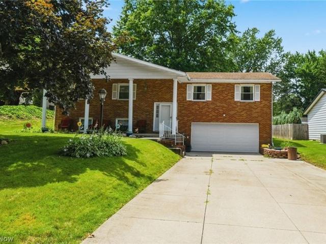 912 S Azalea Blvd, Barberton, OH 44203