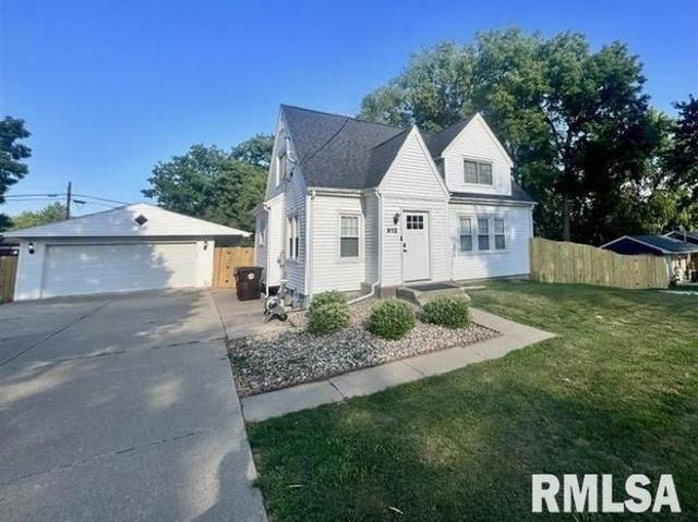 912 S Stewart St, Creve Coeur, IL 61610