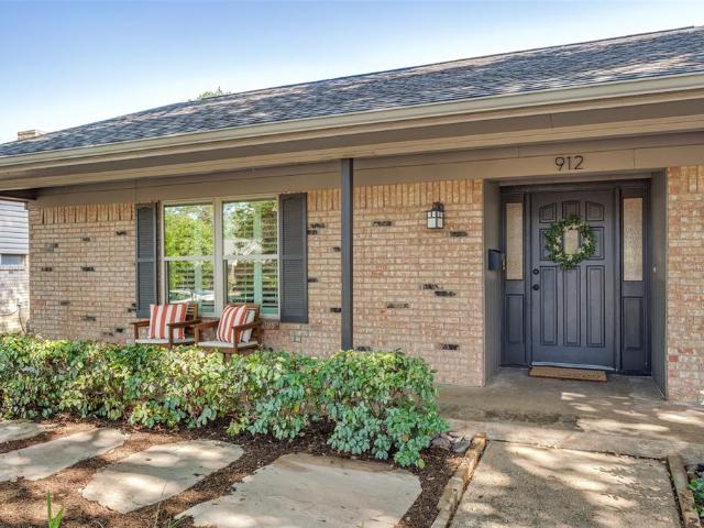 912 Vinecrest Lane