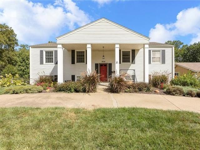 9135 Hayes Dr, Overland Park, KS 66212