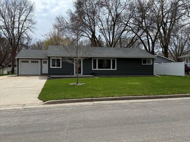 913 13th Ave SW, Willmar, MN 56201