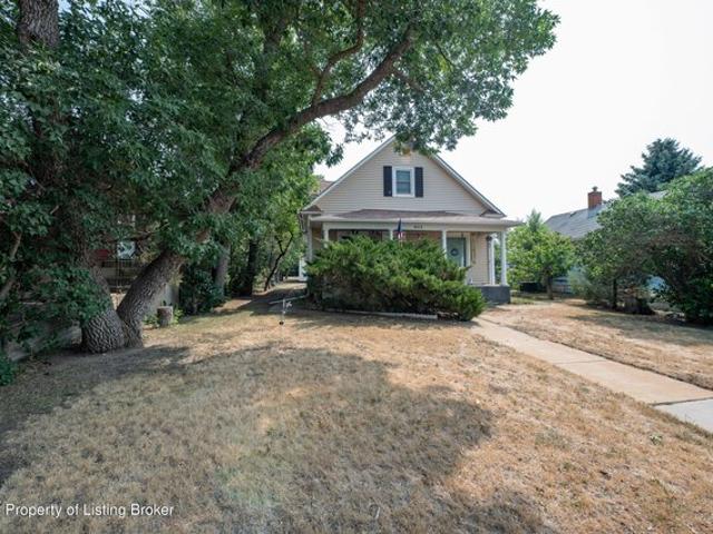 913 2nd Ave W, New England, ND 58647
