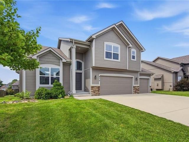 913 Coyote Dr, Raymore, MO 64083