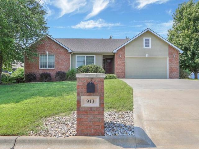 913 Brierwood Dr, Manhattan, KS 66502