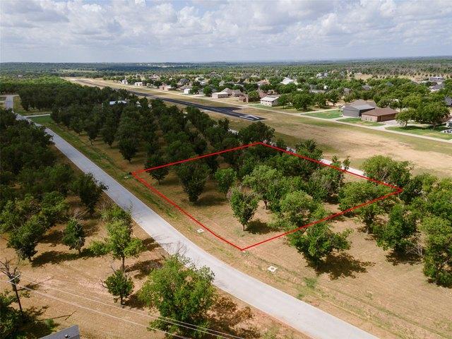 913 E Landings Dr, Granbury, TX 76049