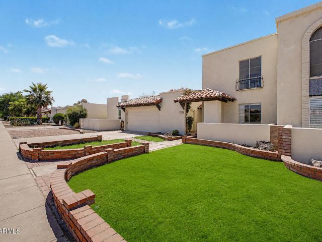 913 e laguna drive