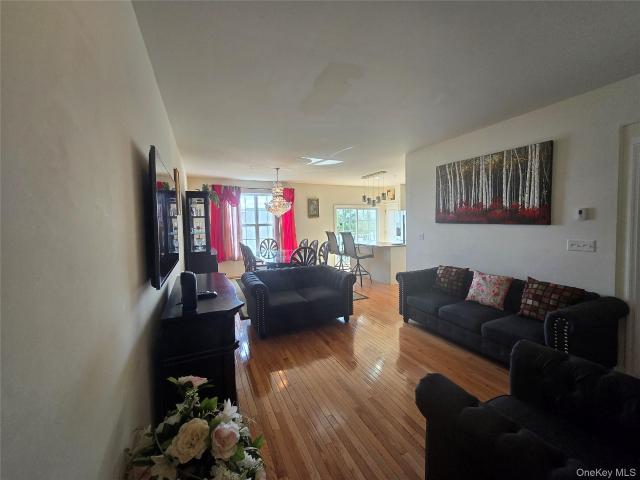 913 Hawthorn Way