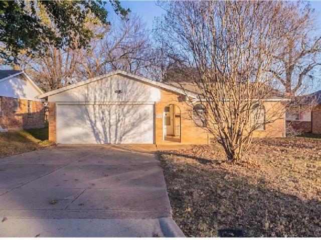 913 Henslee Dr, Euless, TX 76040 | MLS #21123 | Compass