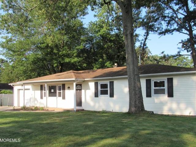 913 Larchmont St, Toms River, NJ 08757