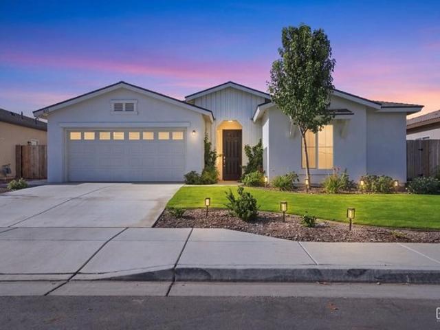 913 Macclesfield St, Bakersfield, CA 93307
