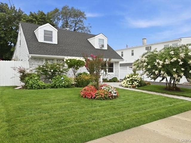 913 Merillon Ave, Westbury, NY 11590