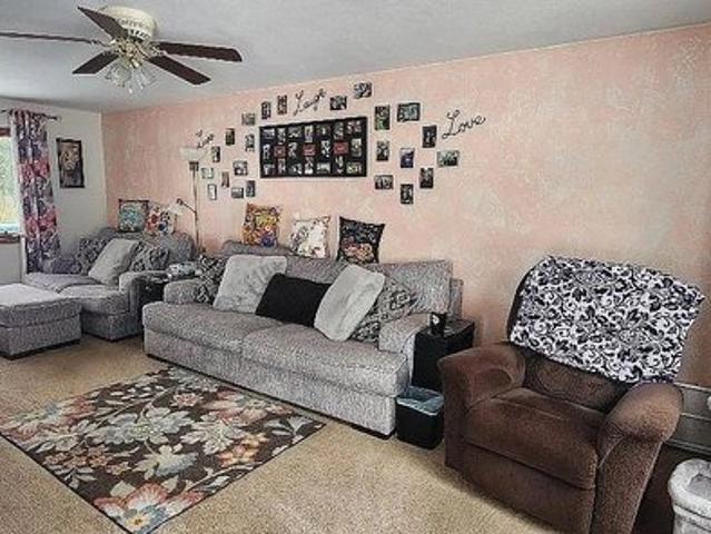 913 S 8th Ave W, Newton, IA 50208
