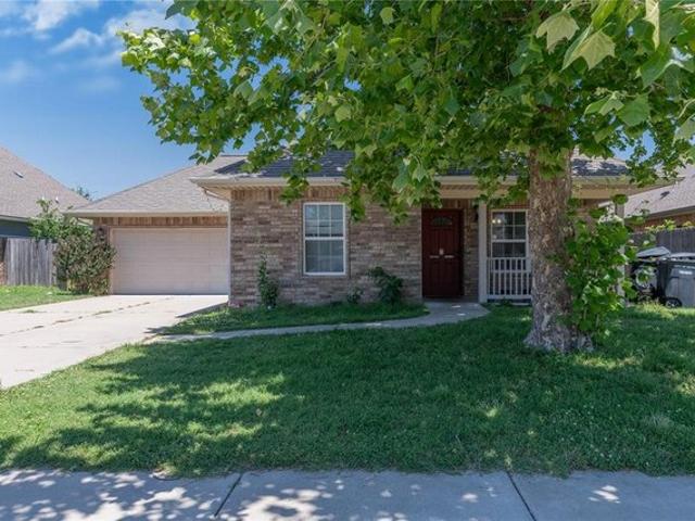 913 SW 16th St, Moore, OK 73160