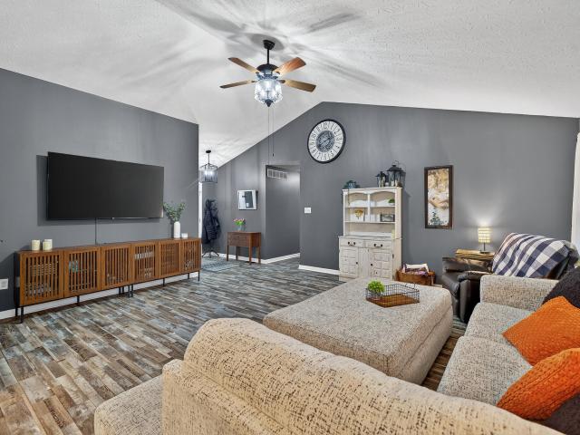 913 Pinoak Drive