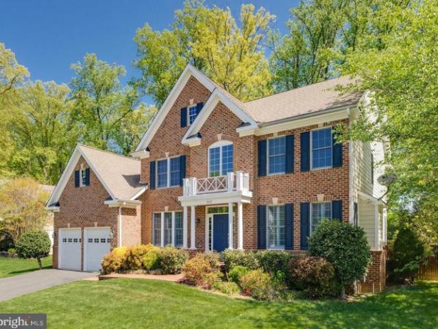 913 Plum St SW, Vienna, VA 22180