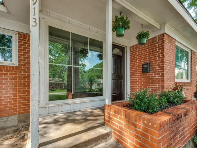 913 W Inwood Drive