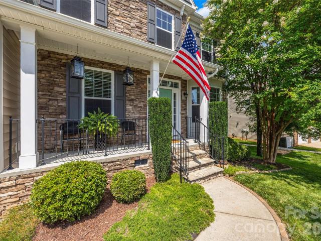 913 Vogel Way