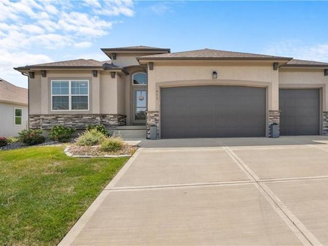 913 Zennor Ln, Raymore, MO 64083