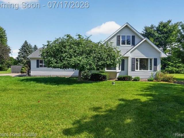 9145 Apple Orchard Dr, Tyrone Township, MI 48430