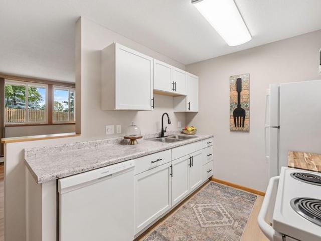 9141 Highway 55 Apt 101, Golden Valley, MN 55427