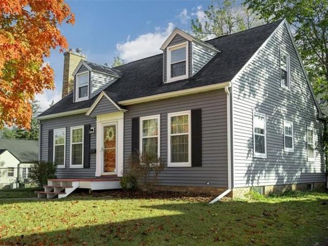 914 25th St SE, Cedar Rapids, IA 52403