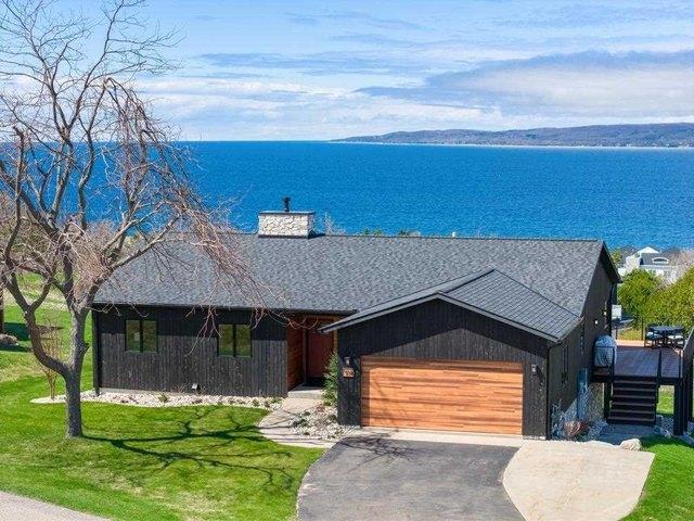 914 Country Ln, Petoskey, MI 49770