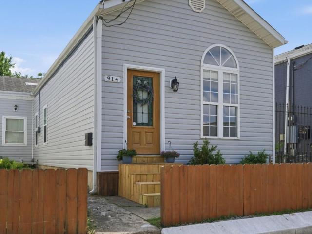 914 E St Catherine St