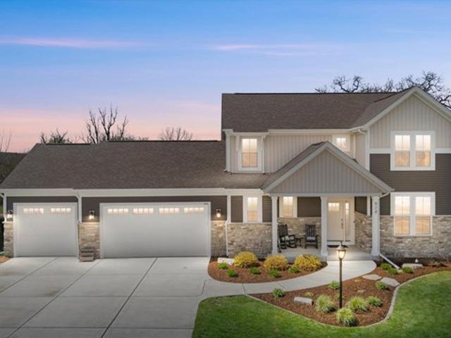 914 Foxwalk Dr, Waterford, WI 53185