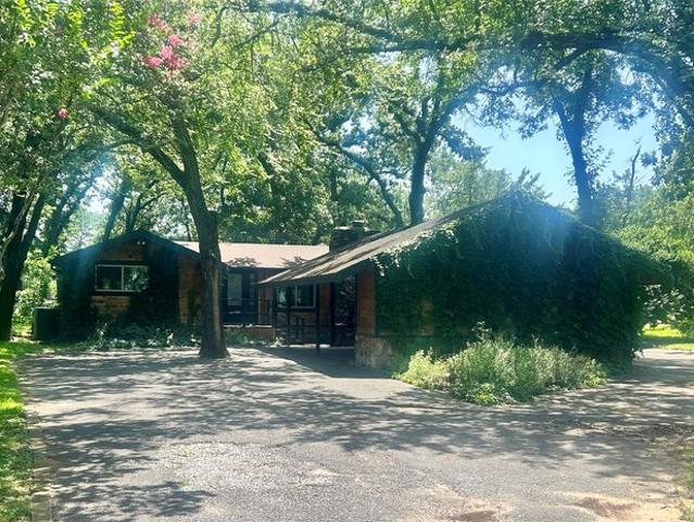 914 Kiowa Dr W, Lake Kiowa, TX 76240