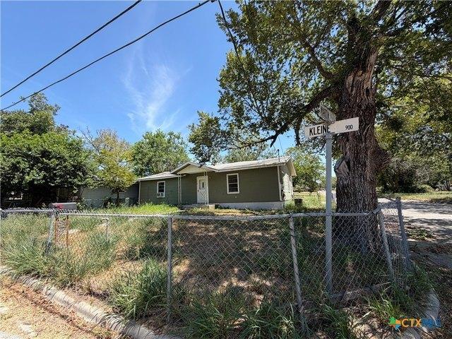 914 Kleine St, Gonzales, TX 78629