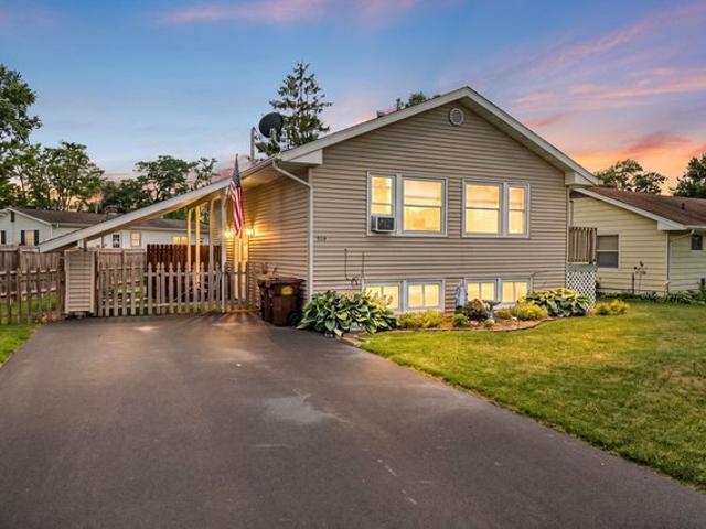 914 N Crestview Trl, Byron, IL 61010