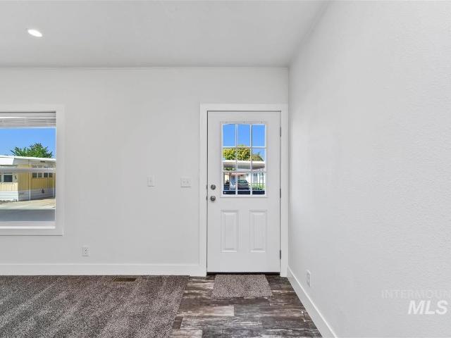 914 N Midland Blvd 18