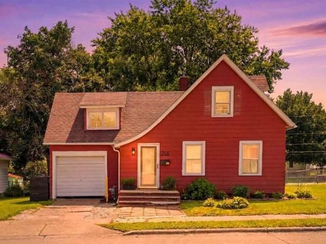 914 S 2nd Ave, Washington, IA 52353