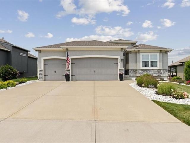 914 Zennor Ln, Raymore, MO 64083