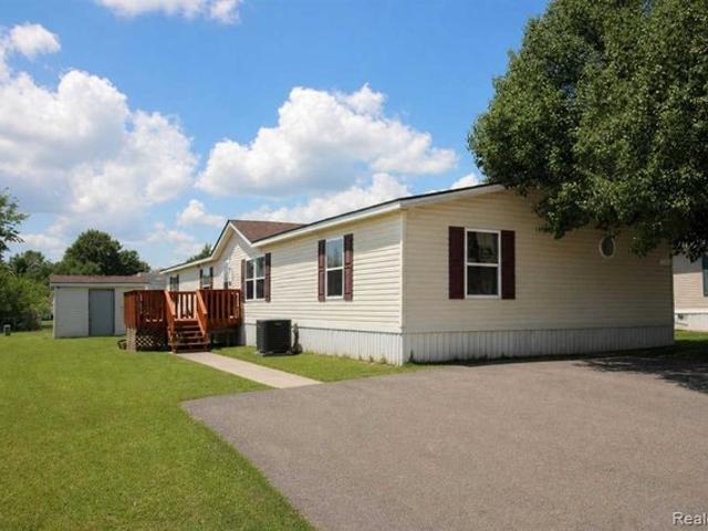 9159 Greentree Dr, Berlin Township, MI 48166