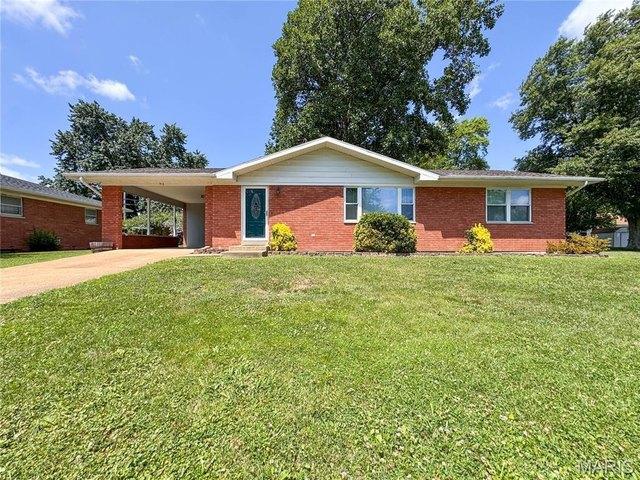 915 Circle Dr, Red Bud, IL 62278