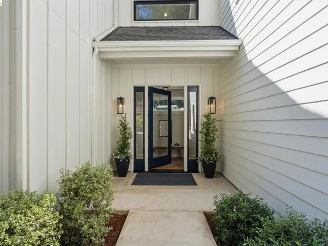 915 Grosvenor Place