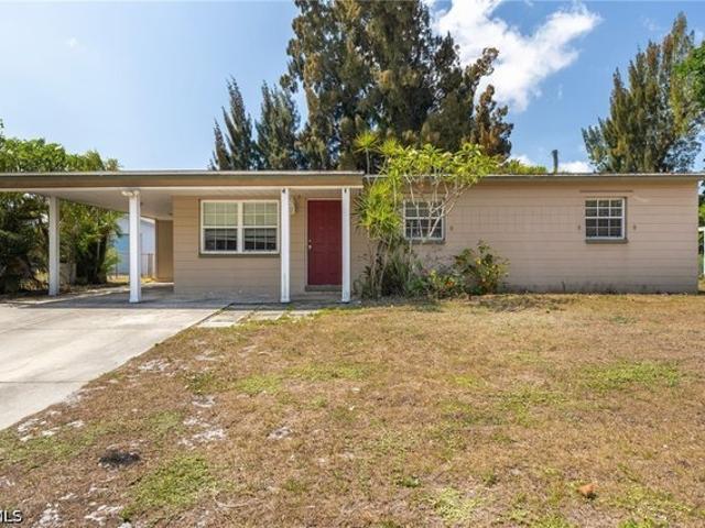 915 Hibiscus Ln, North Fort Myers, FL 33903
