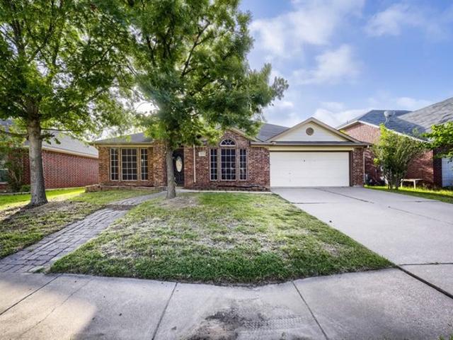 915 Hidden Oaks Dr, Burleson, TX 76028