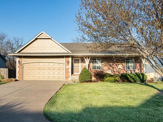 915 N Cedar Brook Cir, Mulvane, KS 67110