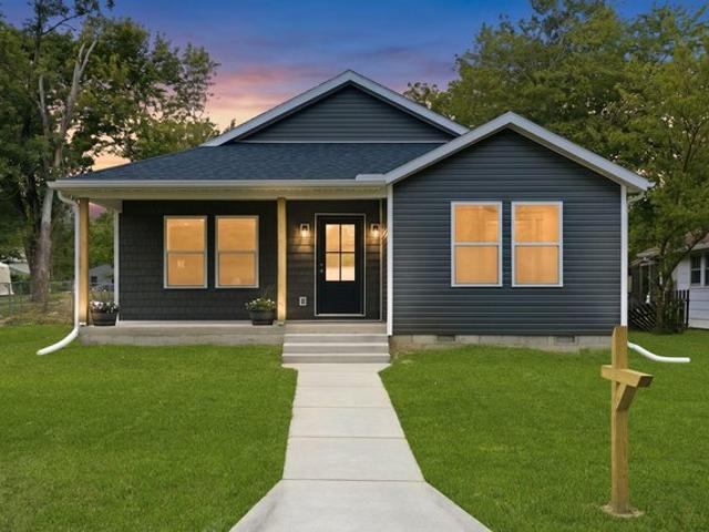 915 S Hudson Ave, Aurora, MO 65605