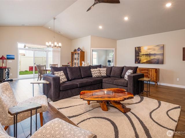 915 S M Loop Drive SW