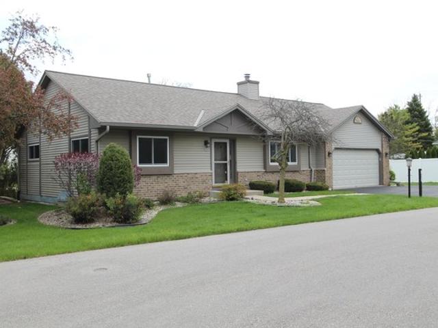 915 Park Cir, Union Grove, WI 53182