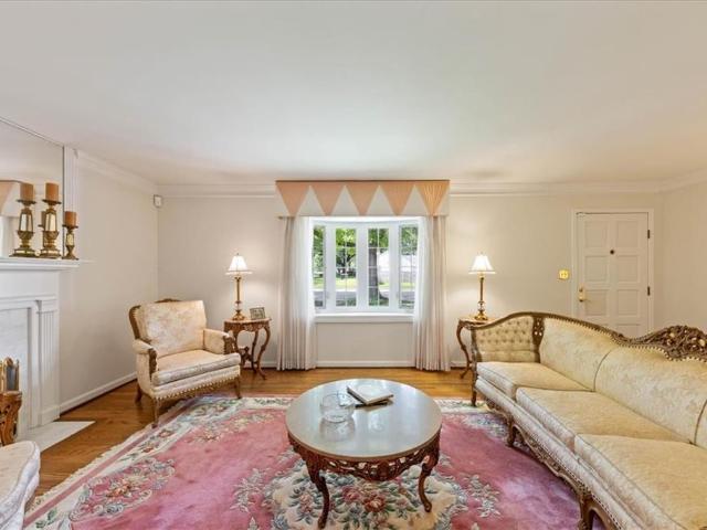 915 W 85th Street