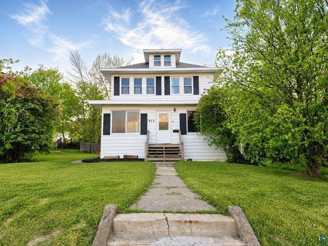 915 W 3rd St, Duluth, MN 55806